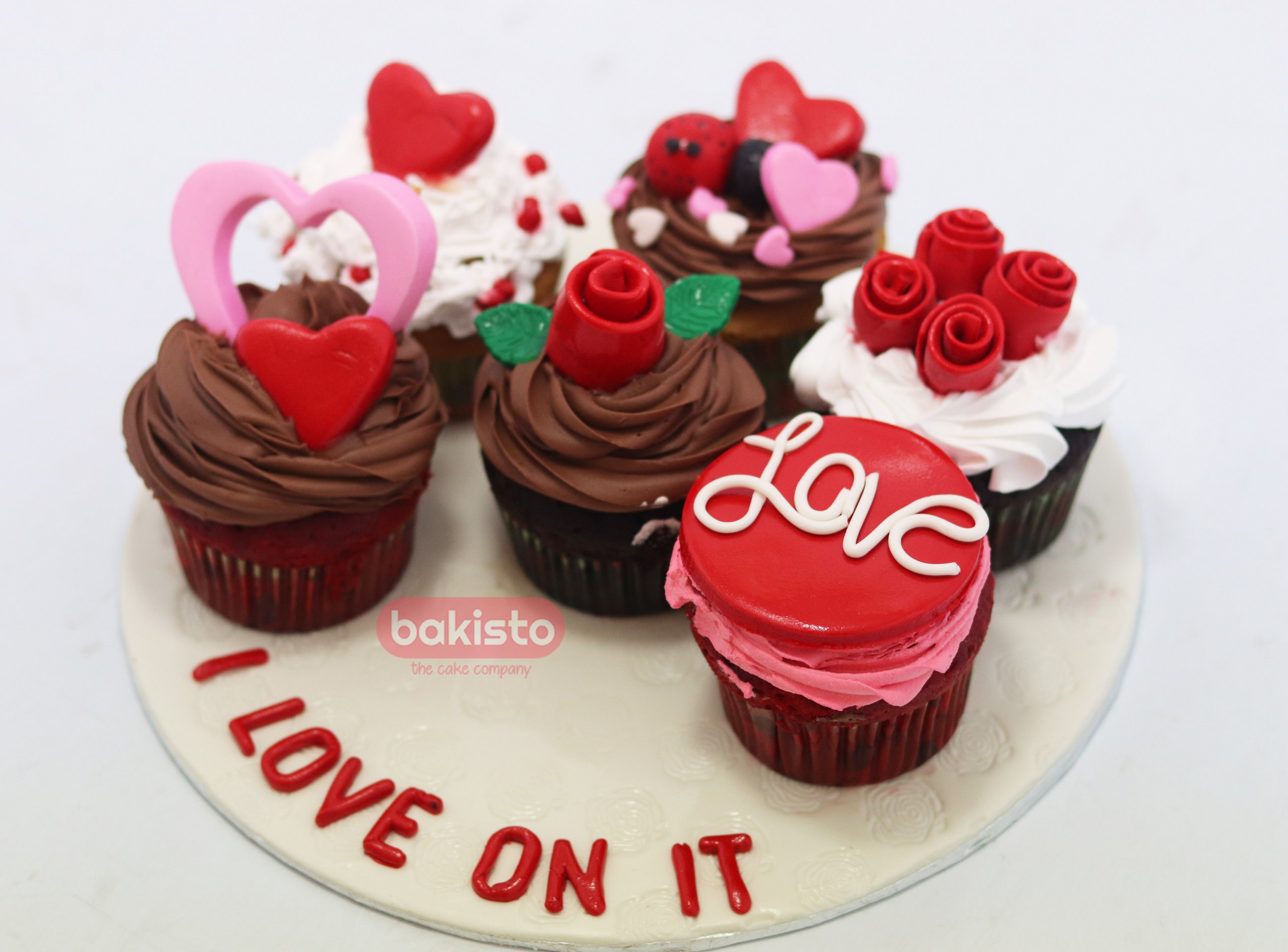 Customized Valentine Cupcake by bakisto - the cake company